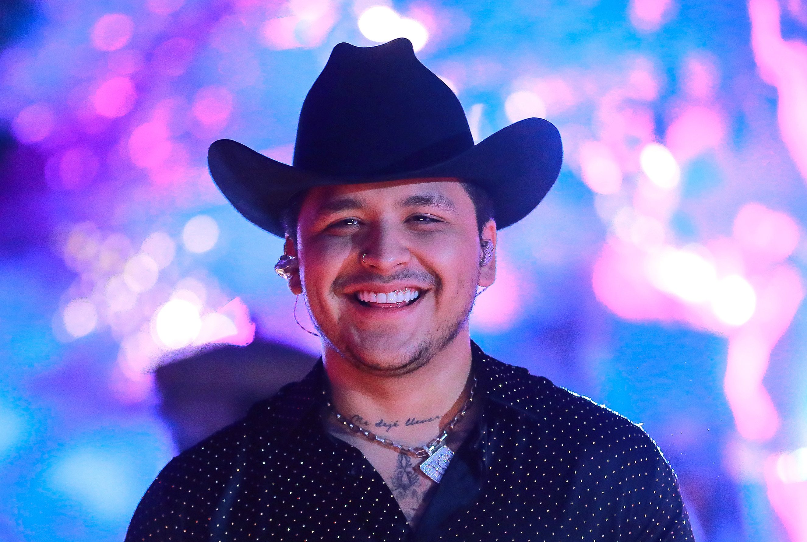 Christian Nodal como un ardiente modelo posa para la portada de Playboy ...