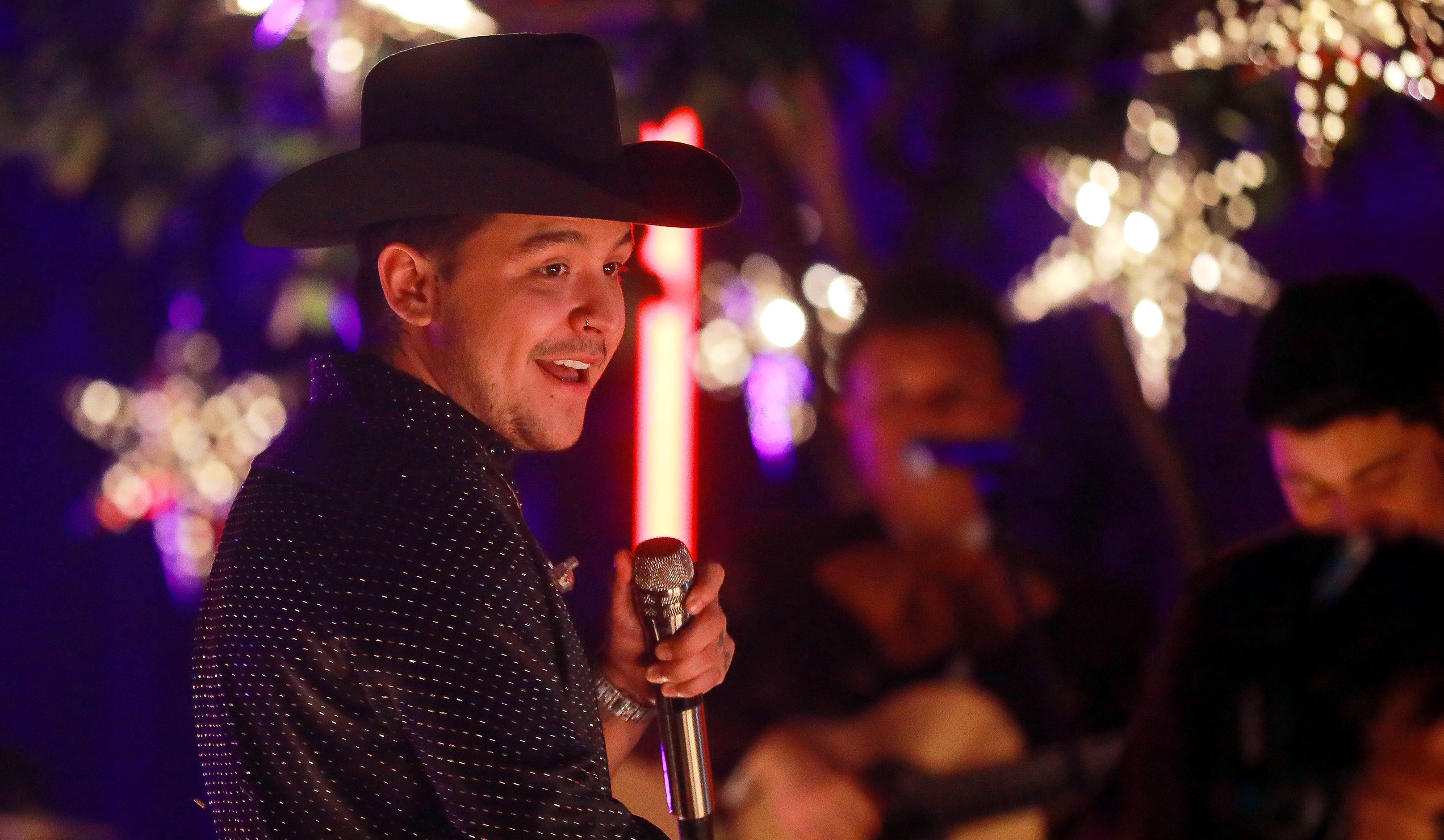 VIDEO: Christian Nodal le hace romántica canción a Belinda por su primer aniversario - La Vibra