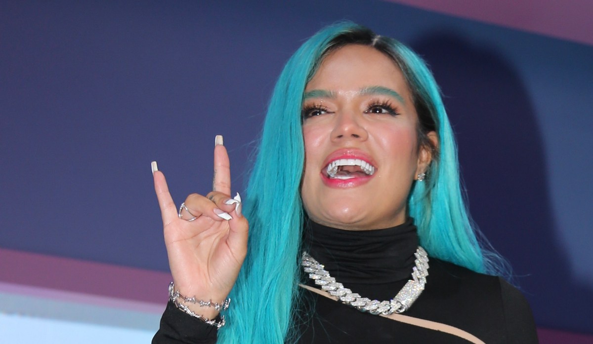 'Se me partieron todas las uñas', dijo Karol G en llanto tras terrible caída en pleno concierto ...