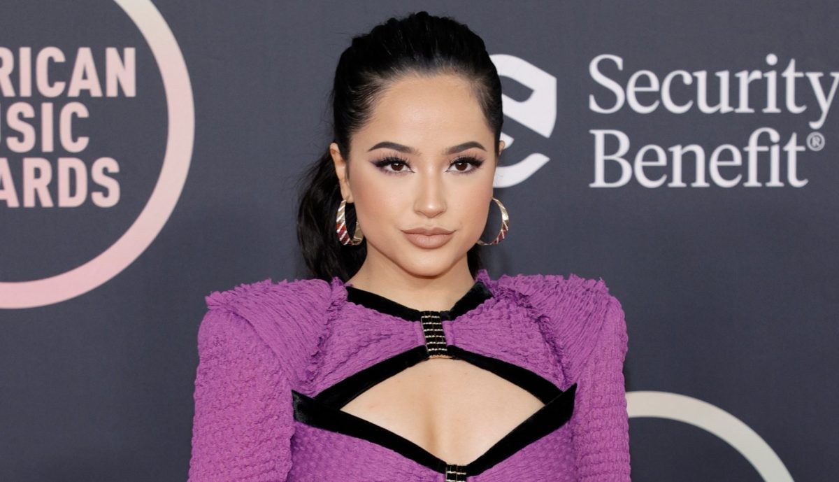 Becky G enseña su ropa interior de encaje usando sensual enterizo de transparencias - La Vibra