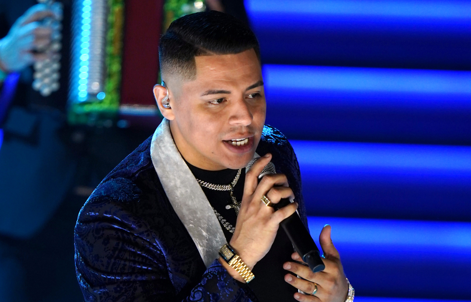 Eduin Caz de ‘Grupo Firme’ será el presentador de Premios Juventud - La ...