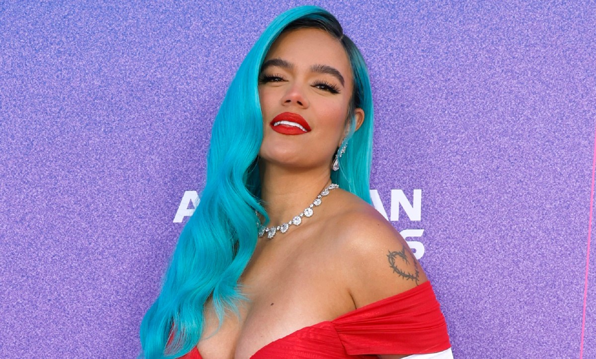 Karol G se vuelve a caer en pleno escenario durante su show en Miami ...