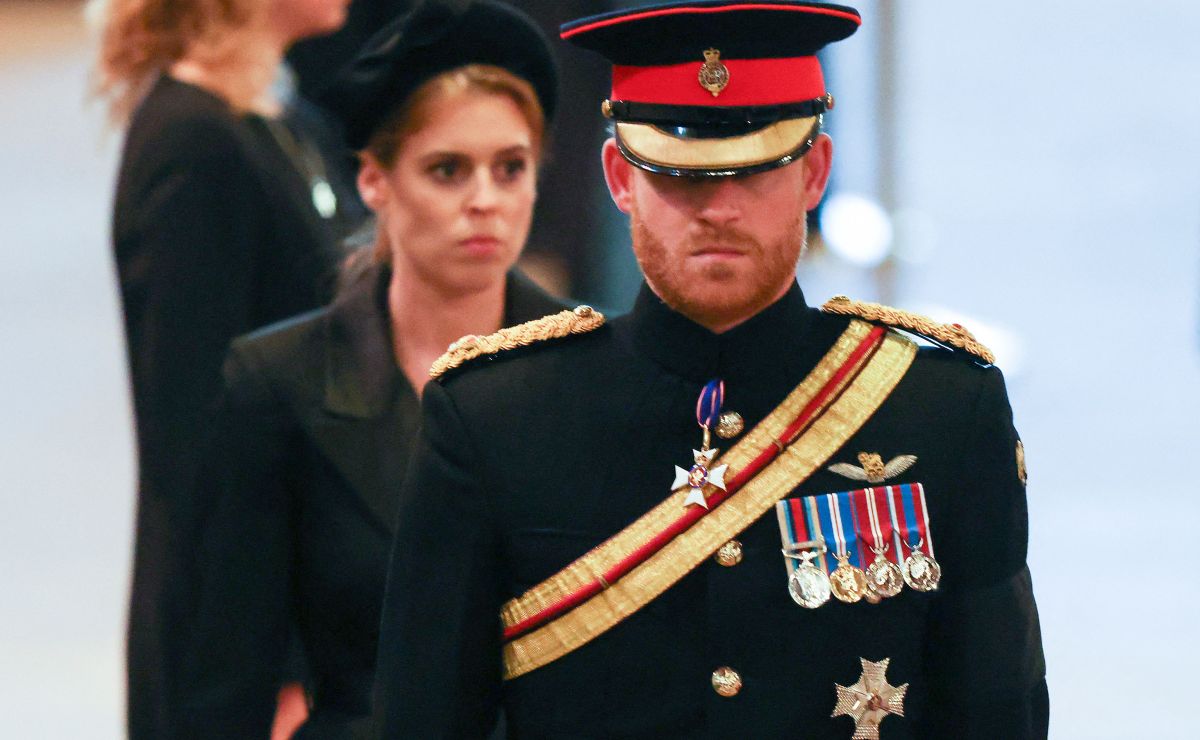 El príncipe Harry no le permitieron llevar las iniciales de la reina Isabel II en su uniforme ...