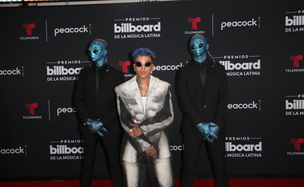 Tildan a Rauw Alejandro de 'vulgar' por el traje que usó en los Premios Billboard a la Música ...