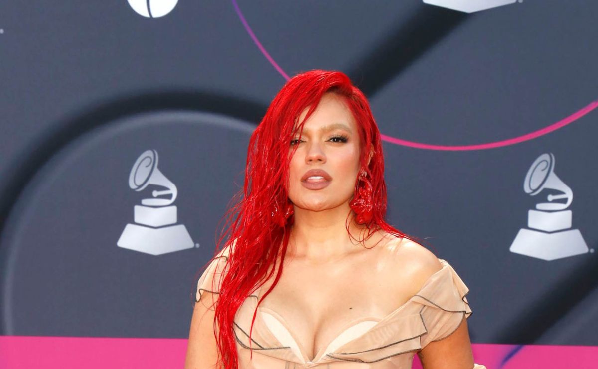 Karol G exhibe sus torneadas piernas con un vestido color nude en los Latin Grammy 2022 - La Vibra