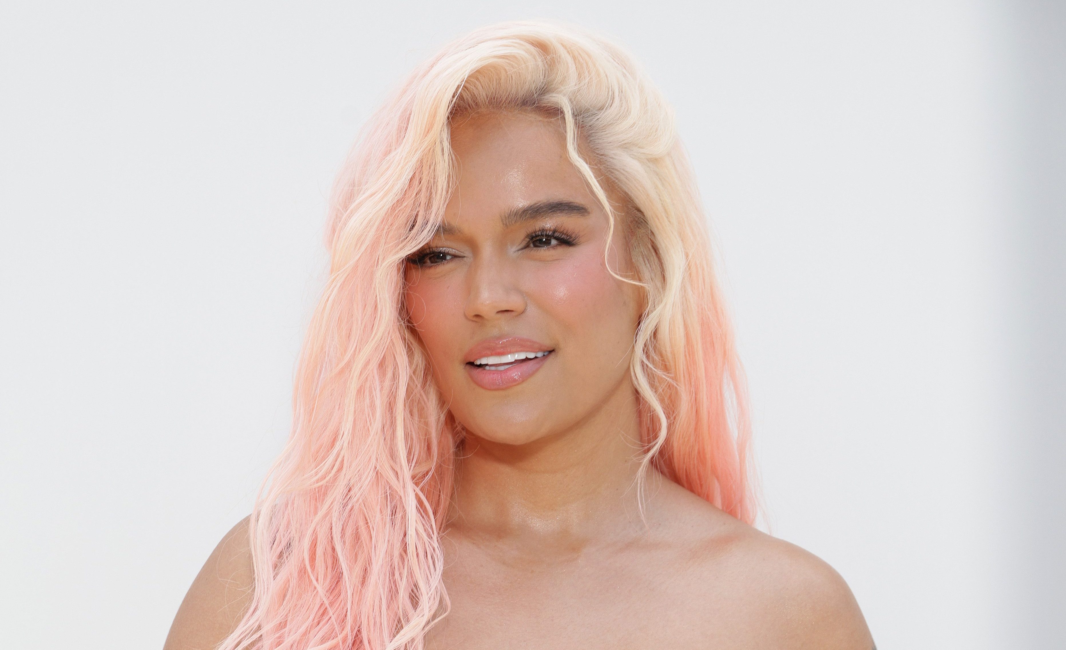 Karol G baila twerking en un mini bikini promocionando su nuevo tema - La Vibra