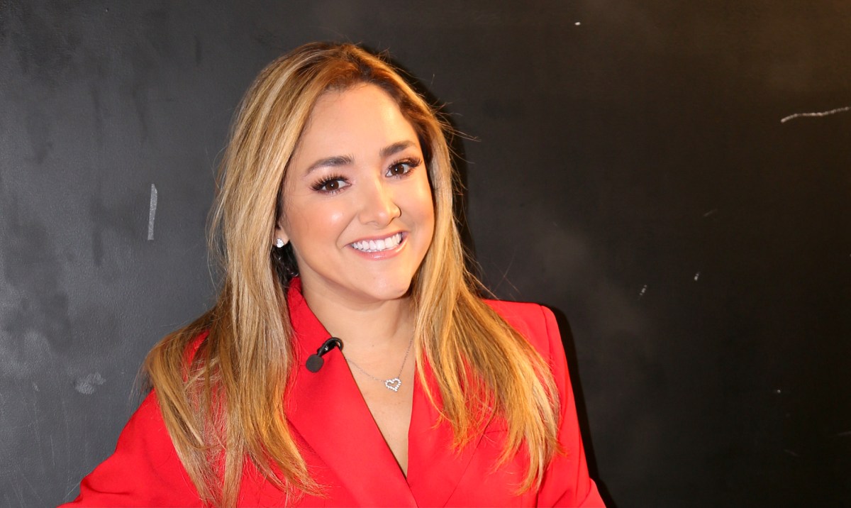 Sherlyn luce espectacular con un vestido rojo de plumas en ‘Despierta América’ - La Vibra