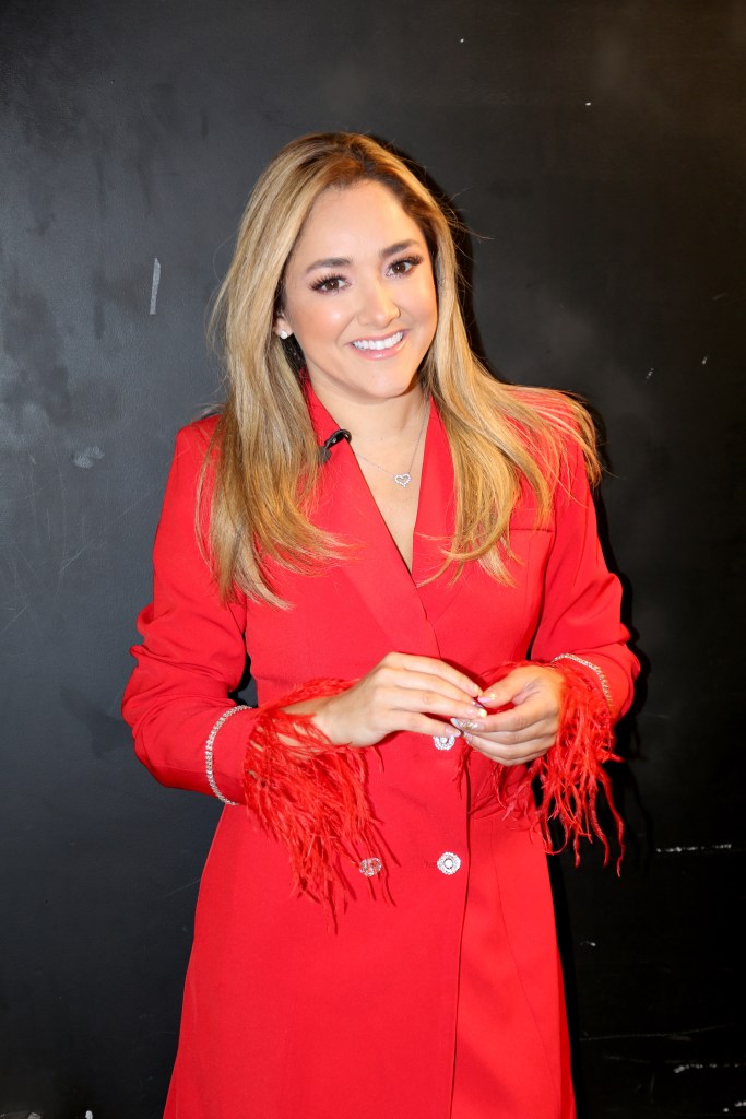 Sherlyn luce espectacular con un vestido rojo de plumas en ‘Despierta América’ - La Vibra