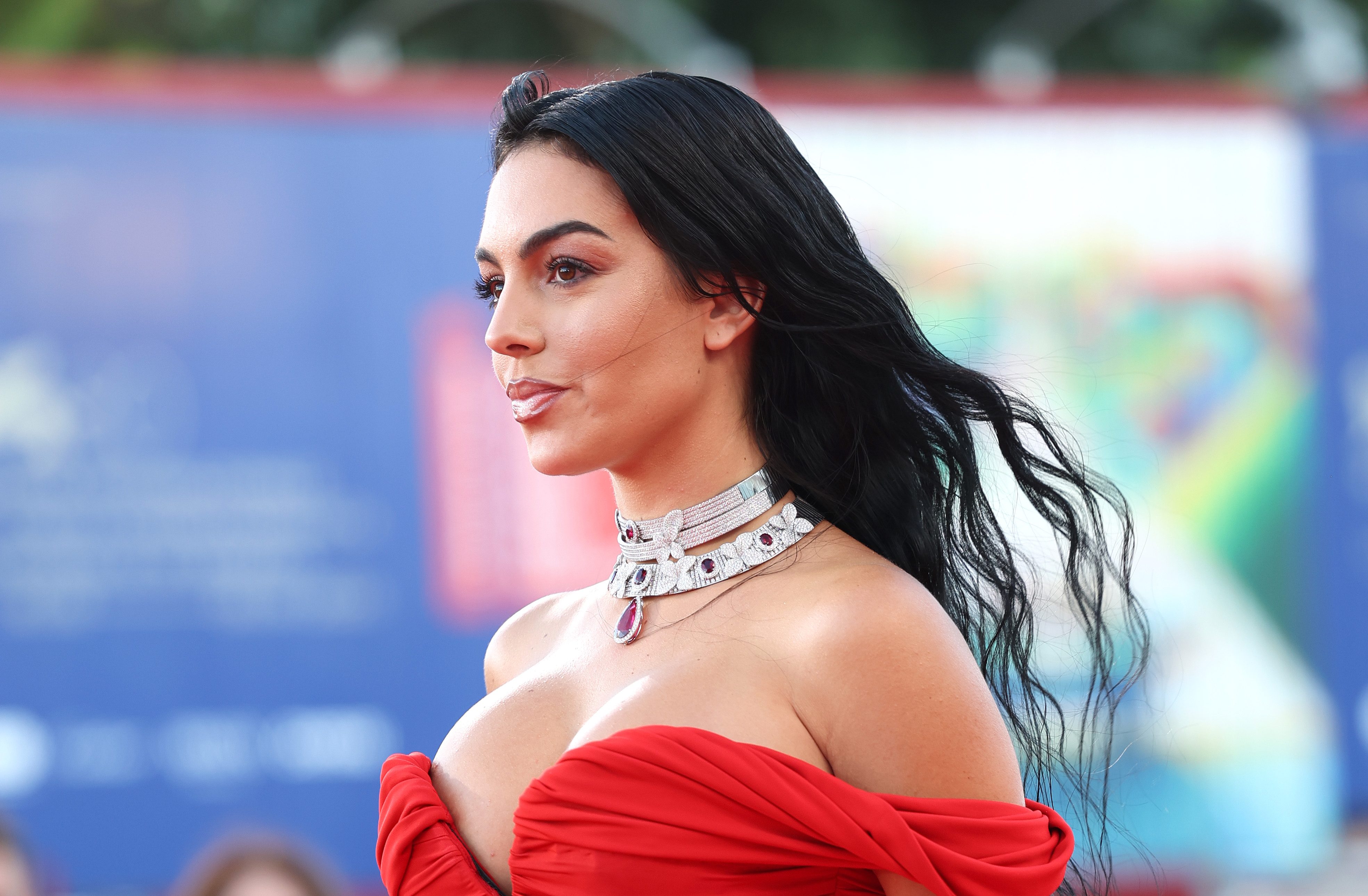 Georgina Rodríguez deslumbra en Venecia con un vestido rojo de atrevido escote - La Vibra