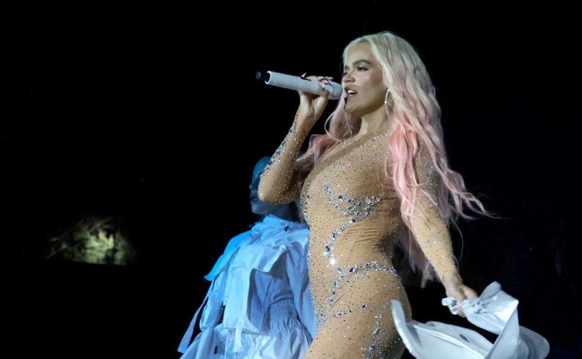 Karol G subió la temperatura en Instagram con fotos en top y falda que ...