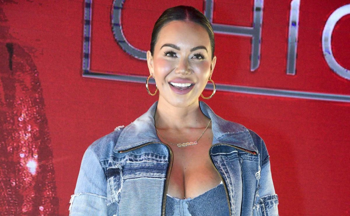 Chiquis Rivera posa como una RBD al lucir una minifalda de cuero que deja al descubierto sus ...