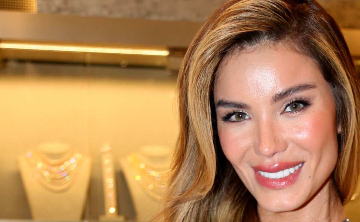 Génesis Aleska deja al descubierto sus encantos con un sensual vestido plateado - La Vibra