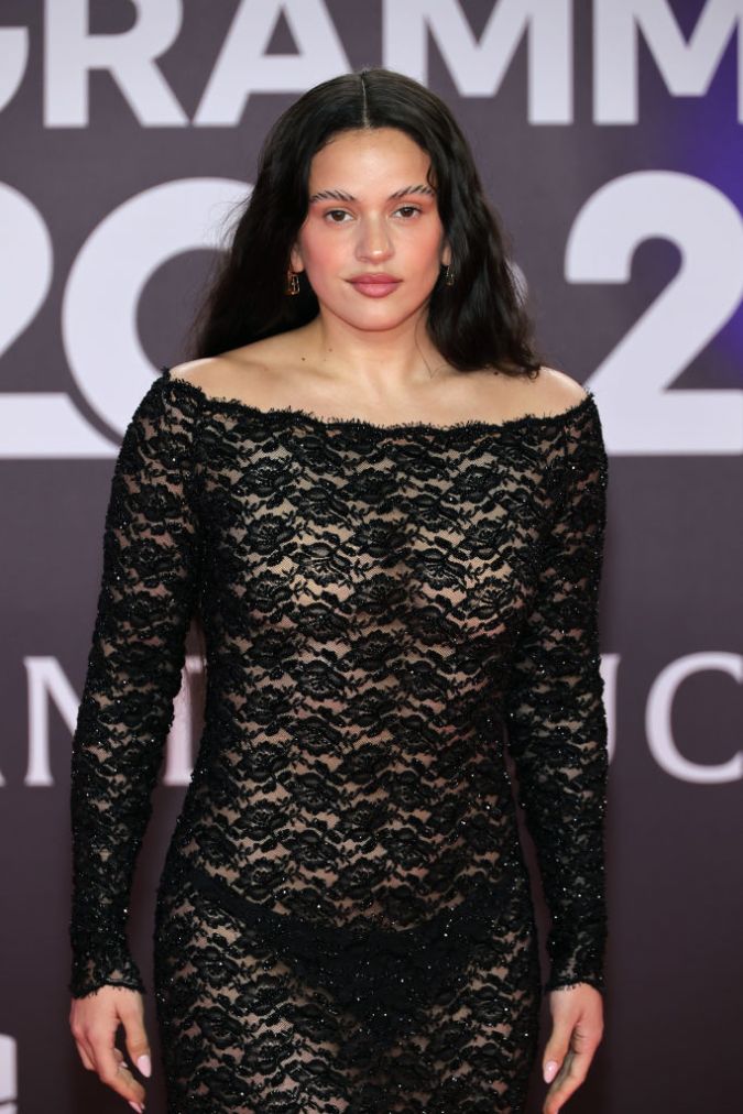 Rosalía se viste con encaje y transparencias para los Latin Grammy 2023 ...