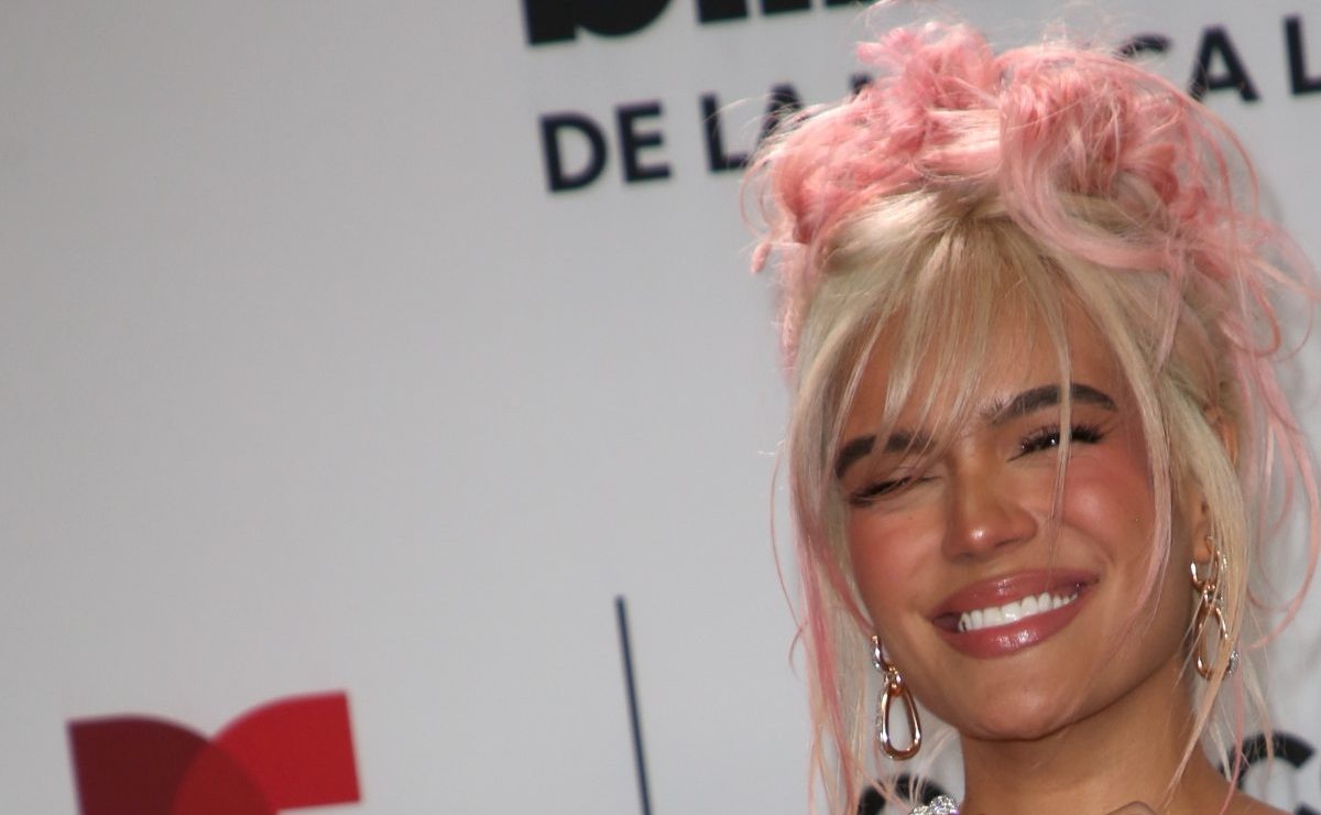 Karol G posa con un vestido transparente para mostrar su nuevo y salvaje look - La Vibra