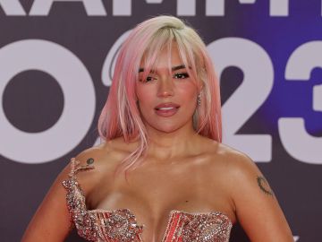 Karol G usa uno de sus vestidos más cortos para el Latin Grammy 2023 ...