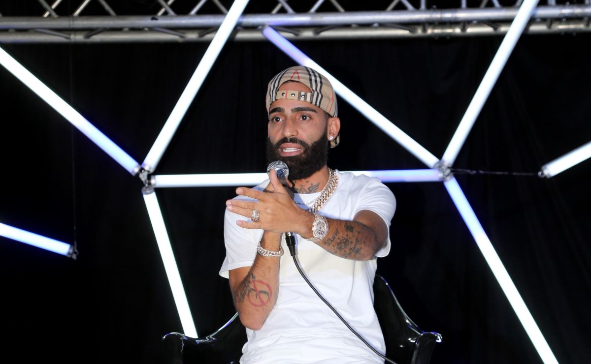 Arcángel vuelve trizas a Anuel AA con su nueva tiradera, ‘Feliz Navidad 8’ - La Vibra