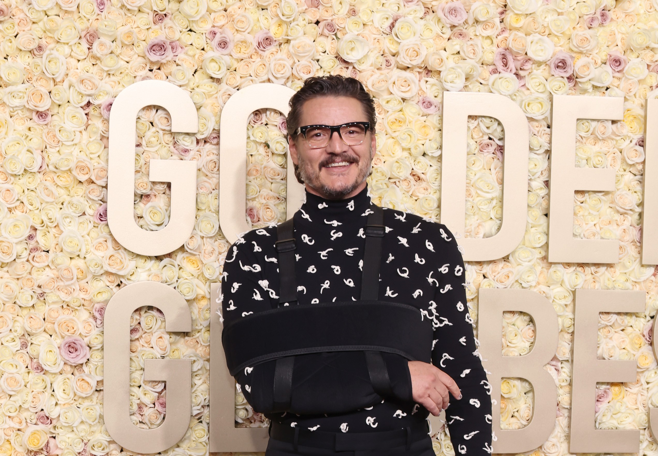 ¿Qué le pasó en el brazo a Pedro Pascal? El actor llegó a los Globos de ...