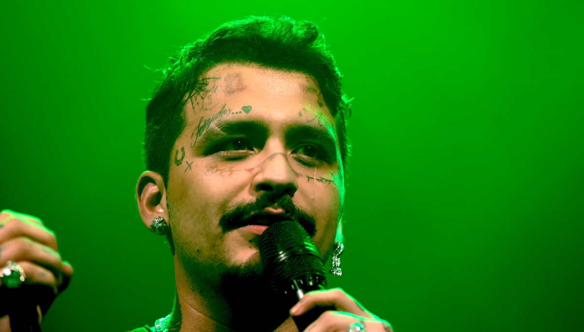 Christian Nodal cubrió todos los tatuajes de su rostro con maquillaje y ...