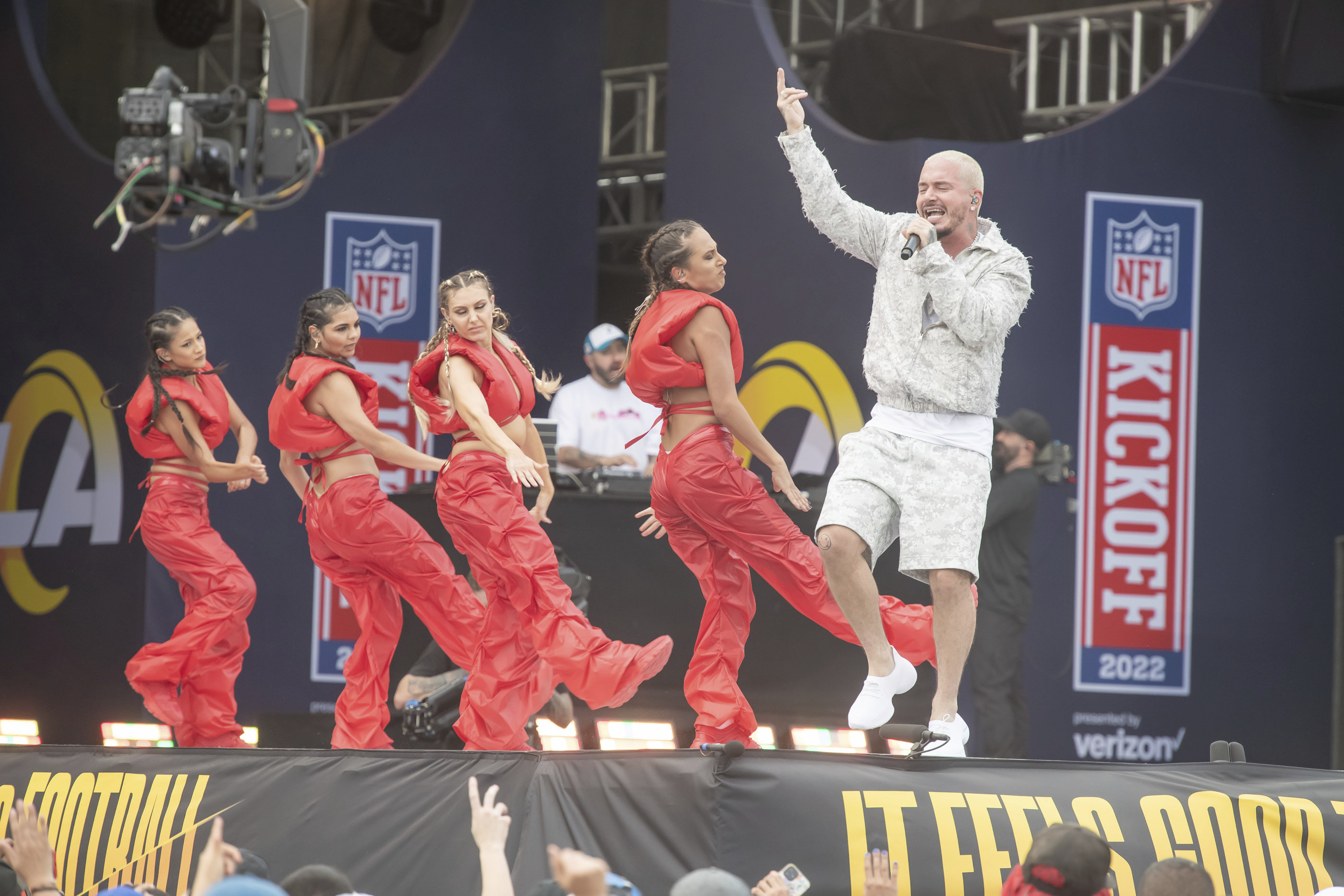 J Balvin asistirá como invitado al “Flag Football Game” del Super Bowl ...